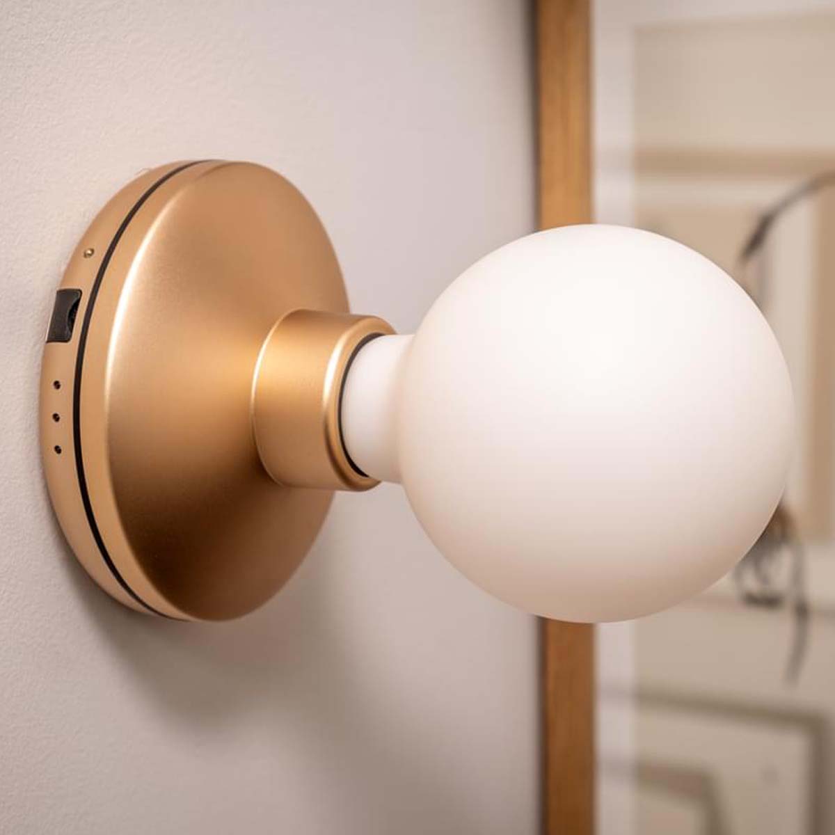 Humble Bee Smart Wall Lamp